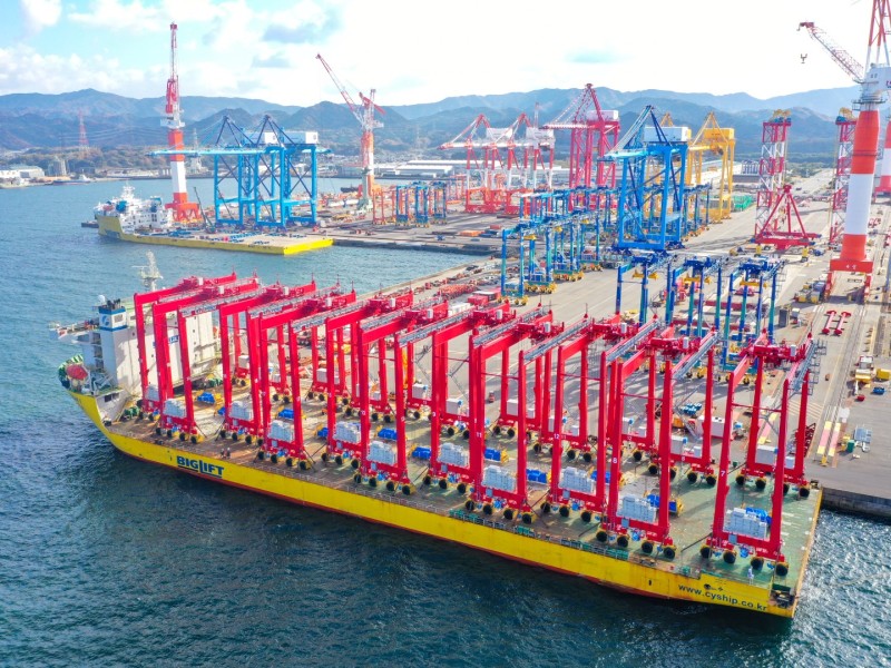 HTVs BigLift Baffin & CY Interocean I loading in Oita